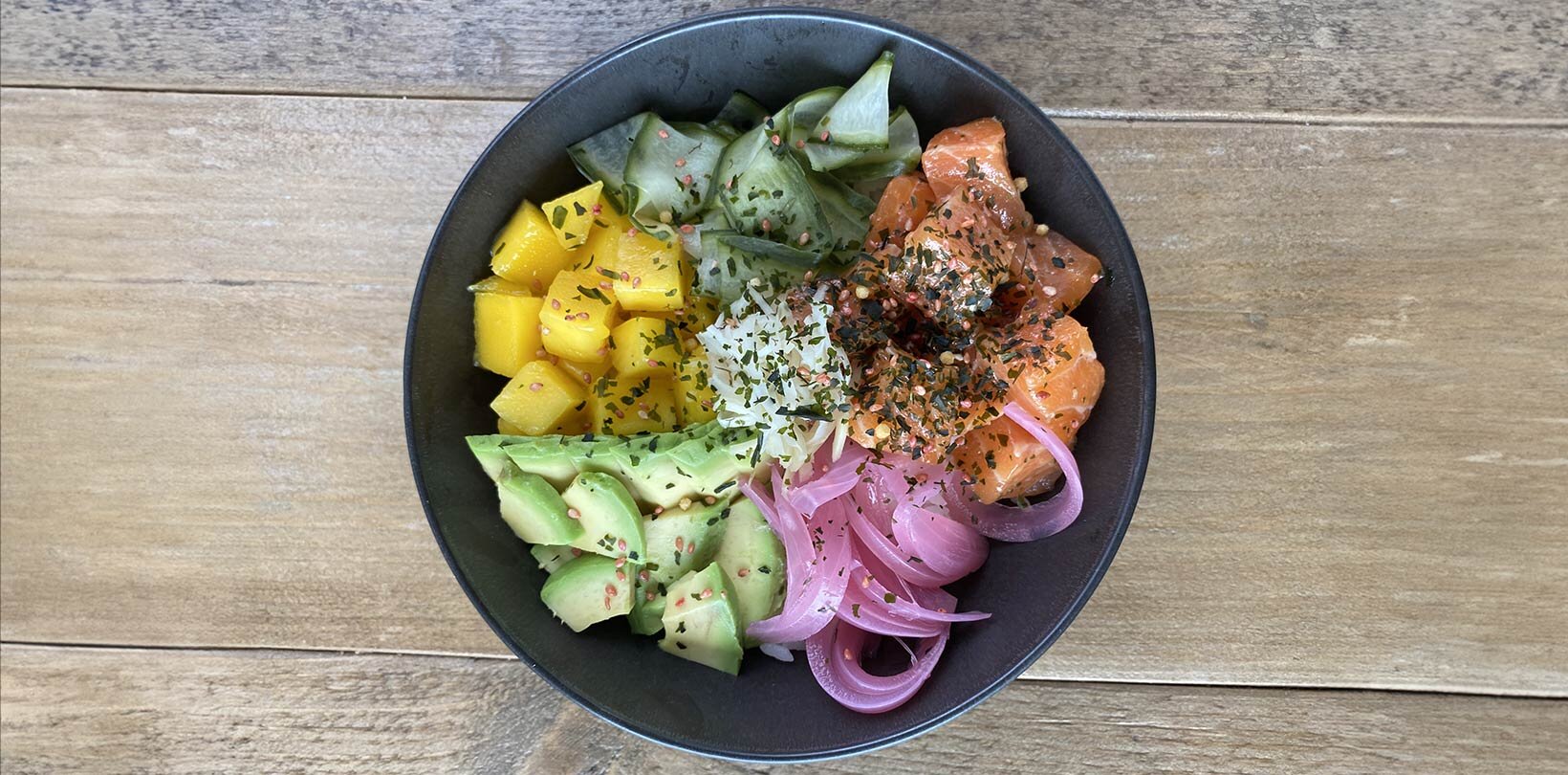 Poke bowl med laks og tang | Oppskrift - Godfisk